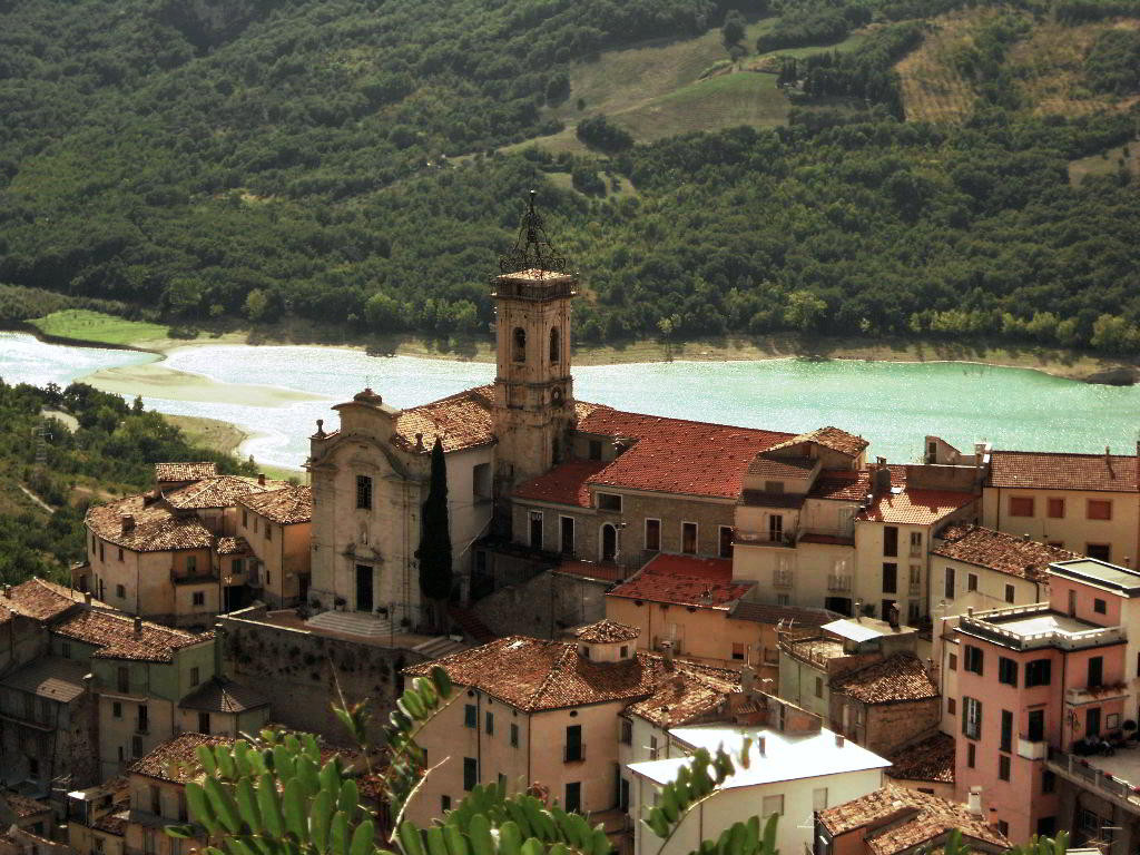 Incredible three bedroom town house with Lake view, Abruzzo.